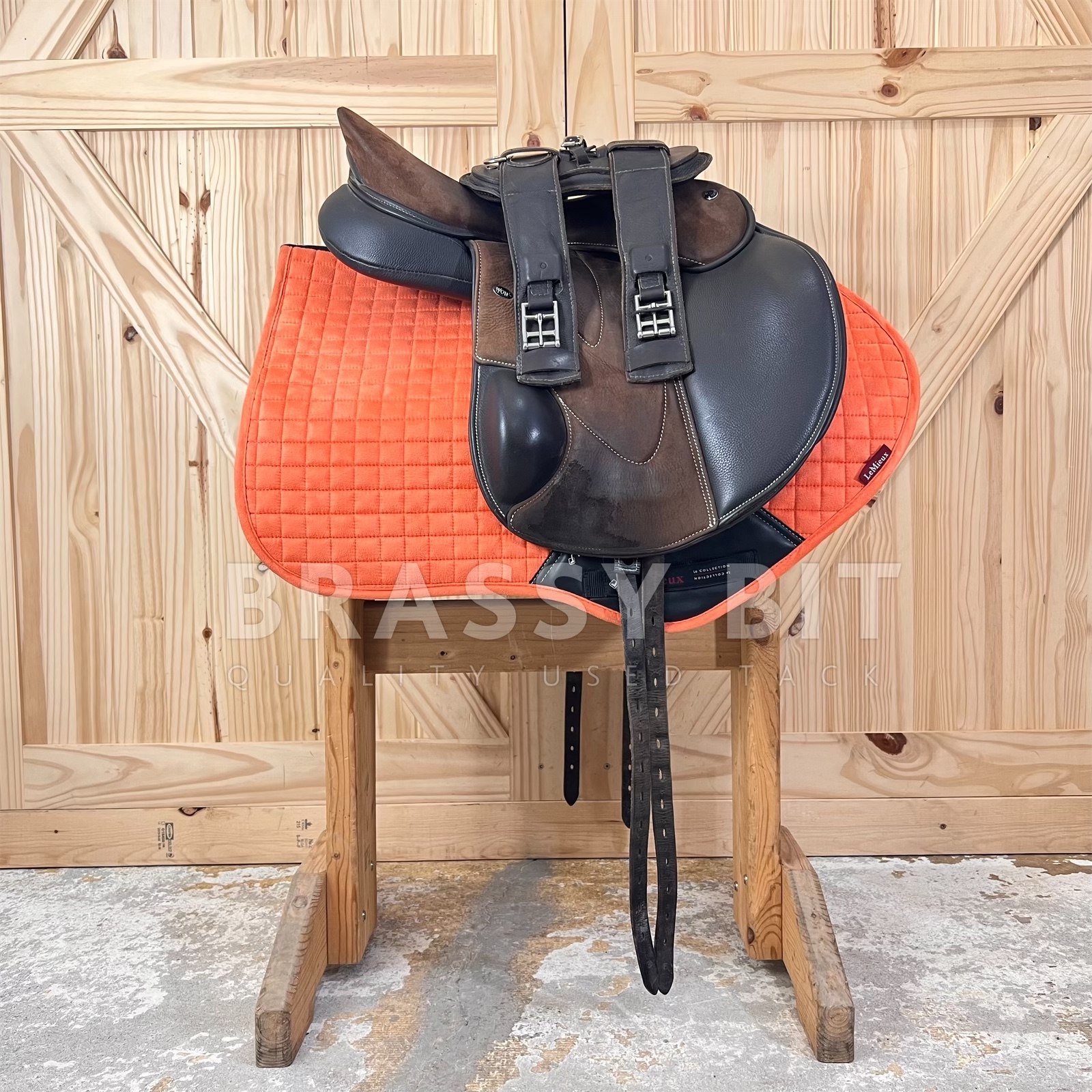17″ WOW Saddles Jumping Saddle – Brassy Bit Tack