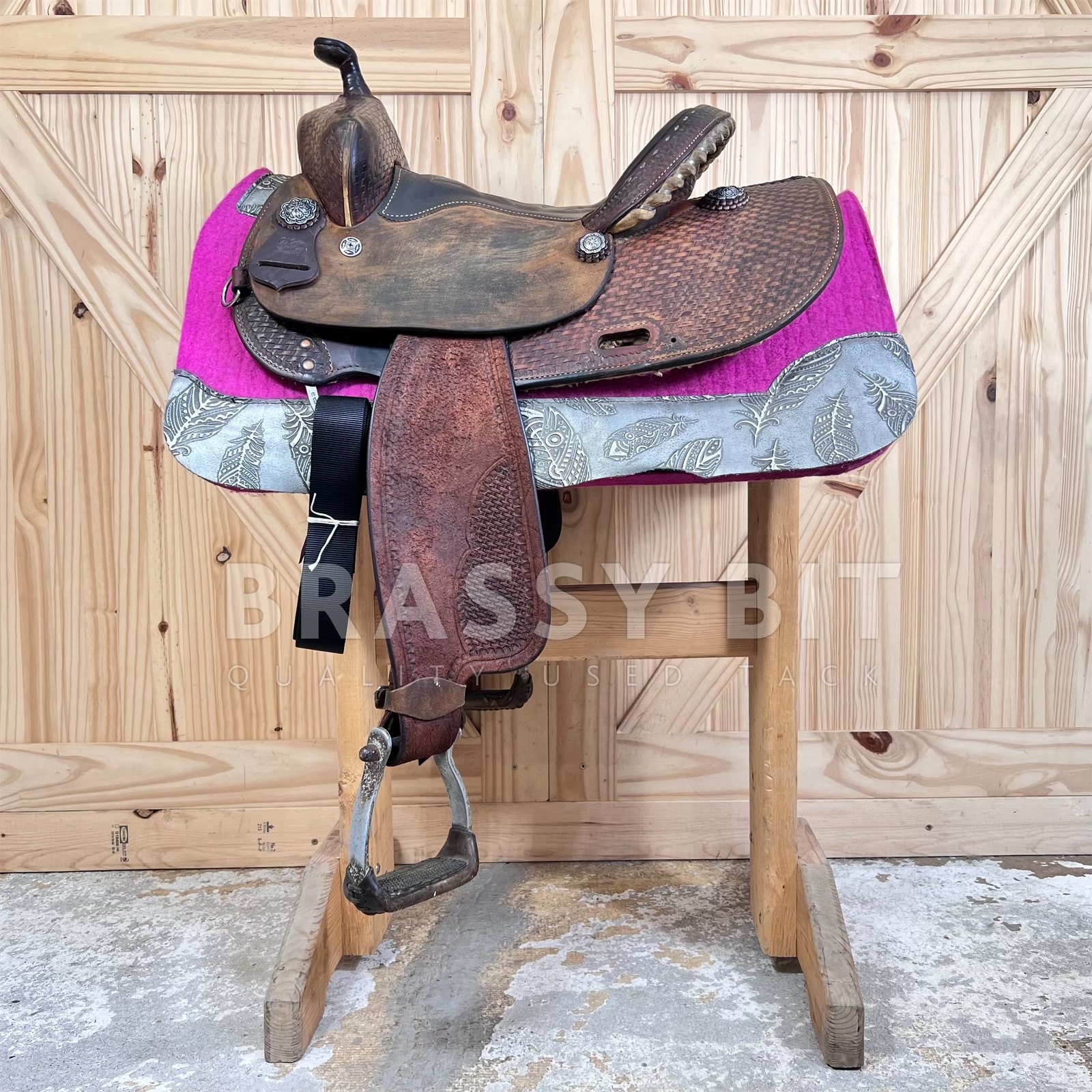 13.5″ Ed & Martha Wright Barrel Saddle – Brassy Bit Tack